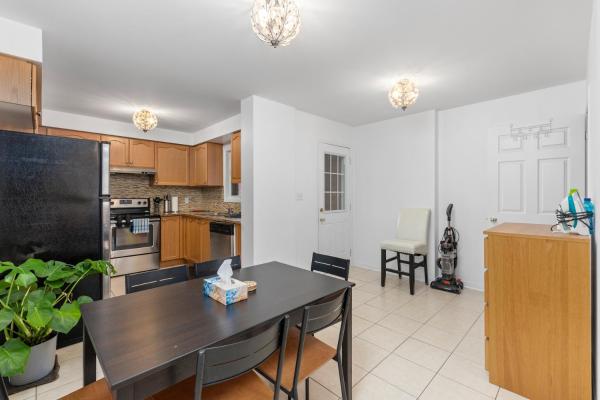 Semi-private Townhouse - 3 Bedrooms - 4 Beds - Free Parking, Wifi, Netflix - ミシサガ