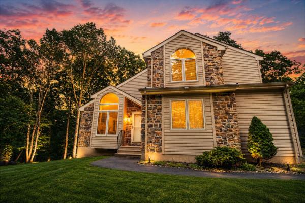 Harmony Hill Stylish 4bd Mountain Retreat, Hot Tub, Games - Monroe Lake, East Stroudsburg