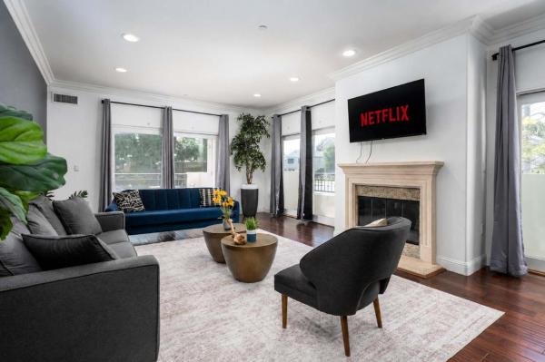 Stylish Home Prime Location With Fireplace & Patio - Hollywood, CA