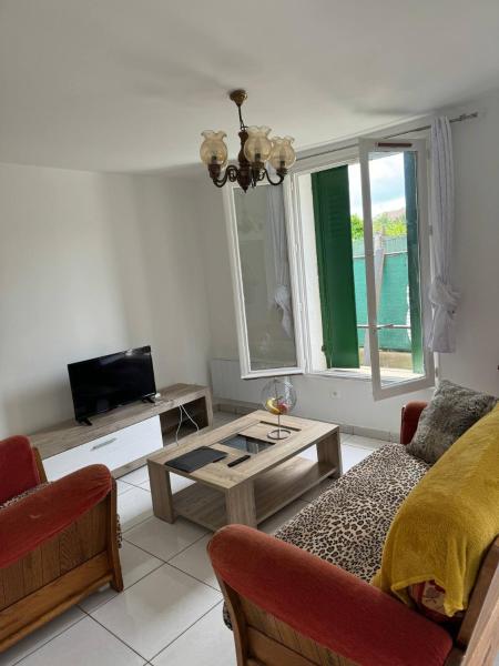 Ground-floor Apartment With Private Garden - Étampes