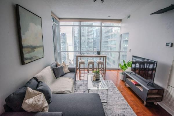 3br Urban Gem With Scenic Balcony Views - Toronto