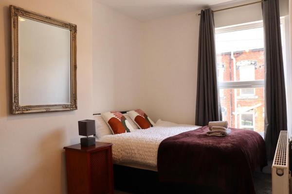 Budget Friendly 2 Bed Featured House With Parking - Leeds
