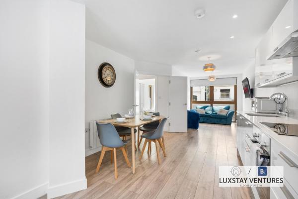 Spacious 3 Bedroom Duplex Penthouse - Huge Private Roof Terrace - Minutes From Harry Potter Studios & Bushey Station - Ideal For Families & Business - Sleeps 8 - Watford