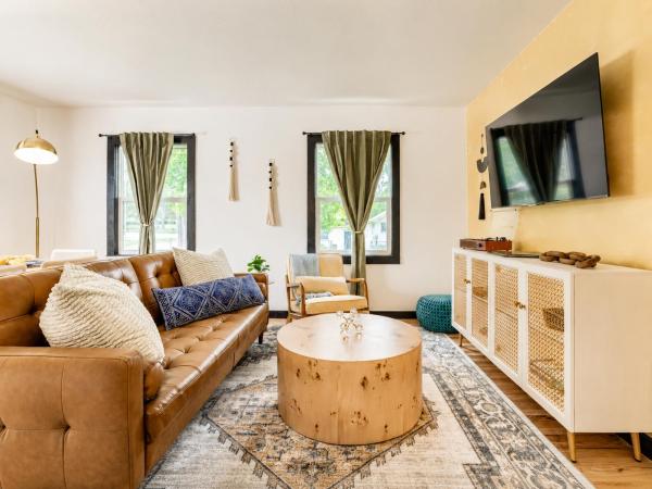 5bd Retreat Near Unl And Dt With Backyard And Firepit - Lincoln, NE