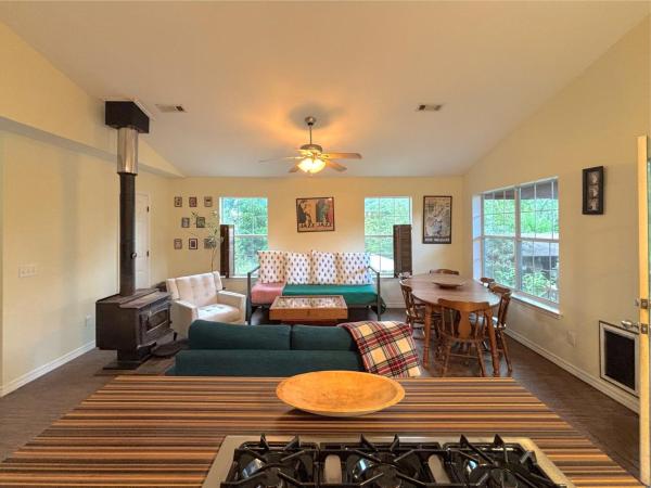 Beaver Hills House, Garden, Fenced Yard - Eureka Springs, AR