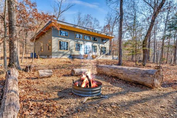 Tranquil Riverside Cabin With Expansive Trails Near Elkins, Arkansas - Fayetteville, AR