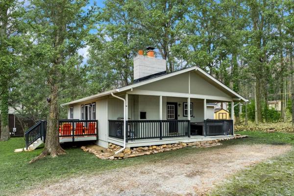 Secluded And Modern Cabin With Cozy Fireplace, Hot Tub, And Grill Just A Short Drive To Historic Harpers Ferry, Wv - Harpers Ferry, WV