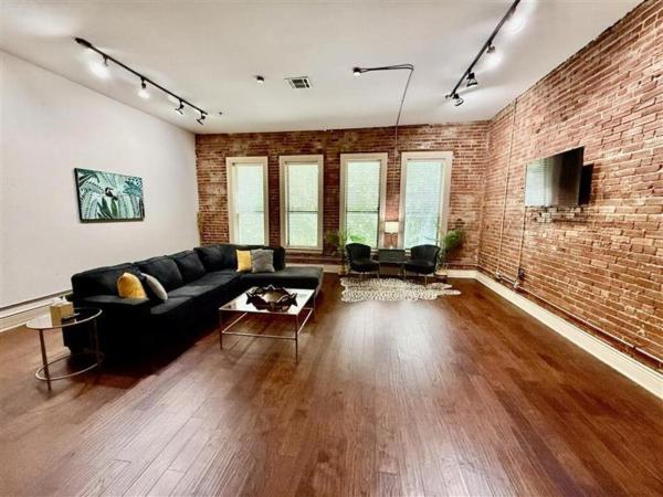 The Safari Unit 2 Downtown Loft Sleeps 4 - Midwest City, OK
