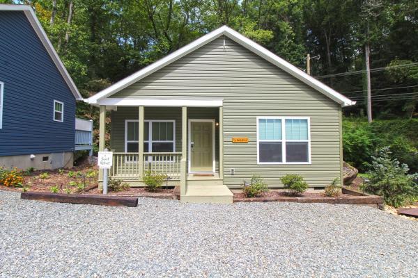 Sweet Retreat Creekside Cottage In Bryson City! - Bryson City, NC