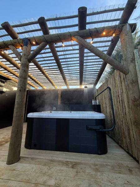 Romantic Glamping Bus, Heat Pump, Spa & Outdoor Tv - Auckland