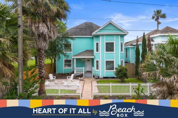 Large Luxurious Centrally Located Home With A Pool - Galveston
