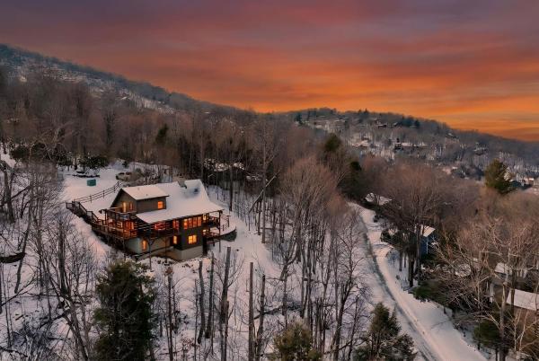 Scenic 4-br Chalet With Hot Tub - North Carolina