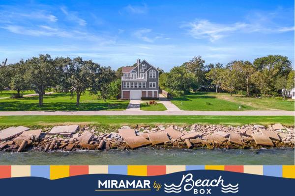Stunning Bayfront Home With Spacious Deck And Incredible Galveston Bay Views - Baytown, TX