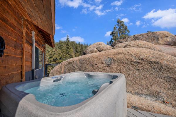 Hibernation Station, Rustic Cabin And Hot Tub - Running Springs, CA