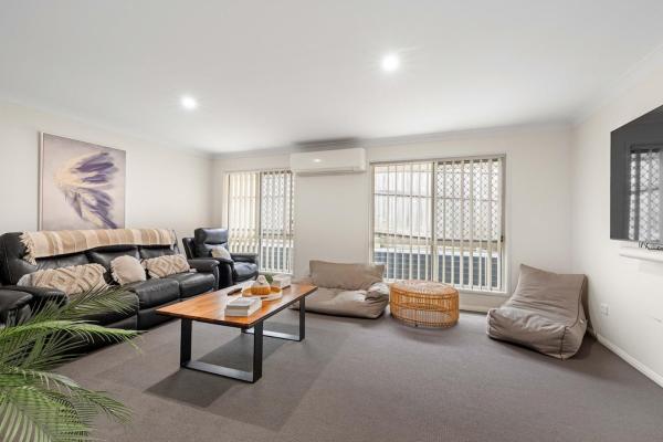 Stunning Wakerley Family Home - Brisbane