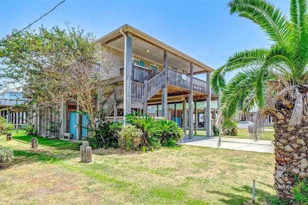 Gulf Views Pet Friendly Deck - Crystal Beach, TX