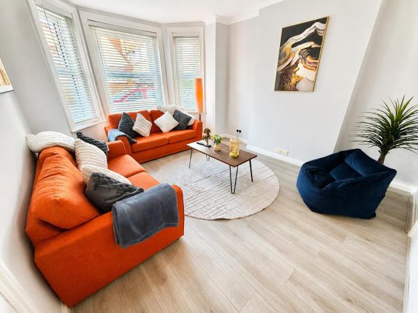 Spacious Four Bedroom Home Close To Beach And Town With Garden - Sleeps 8 - Castlepoint