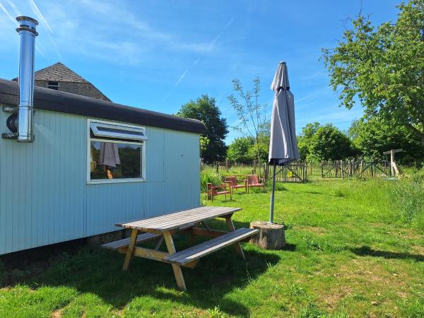 Overnachten In Een Authentieke Kleurrijke Pipowagen Midden In De Franse Campange - Uzerche