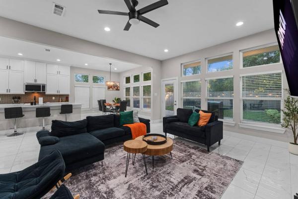 Lux, Fenced Backyard 4 Pets, Firepit, Exec Desk - Dallas, TX