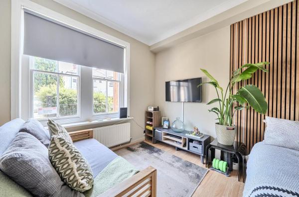Chic Flat Hideaway With Private Courtyard - Pass The Keys - Godalming