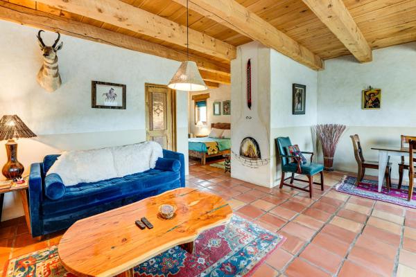 Traditional Taos Adobe Casita: Comfortable & Quiet - Taos, NM