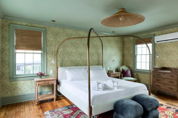 The Nicholas Veranda King Suite- 1 Block To King - Charleston, SC