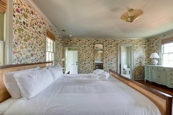 The Nicholas Veranda King Suite - Walk To King - Charleston, SC