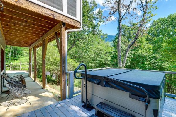 Spacious Home W/ Hot Tub & Views In Black Mountain - Black Mountain, NC