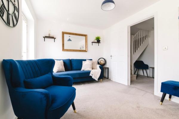 Spacious 4 Bed - Sleeps 6 - Private Parking - Contractors - Swindon