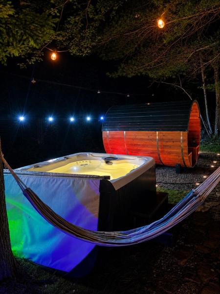 Golden Deer Lodge Hot Tub Sauna Sleeps 12 - Pocono Mountains, PA