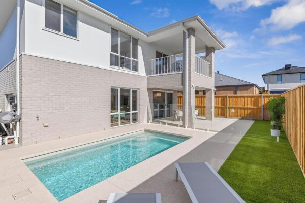 Yellow Door Pool Retreat, 5 Bedroom, 3 Bathroom, Heated Pool, Sleeps 12, Close To Adventure Park, Wineries, Bellarine Peninsula - Leopold