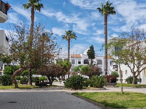 Piso En Urbanización En La Playa, Garaje Y Piscina - Motril