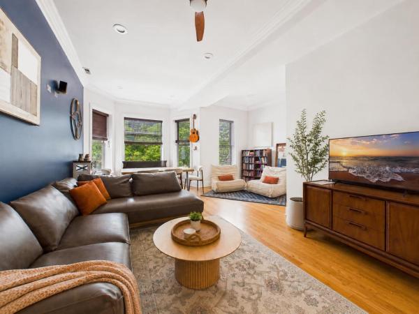 Mid-century Boho Oasis Pet-friendly Garage - Beverly - Chicago