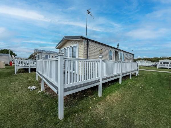 Caravan With Large Decking At Coopers Beach Holiday Park Ref 49012sv - West Mersea