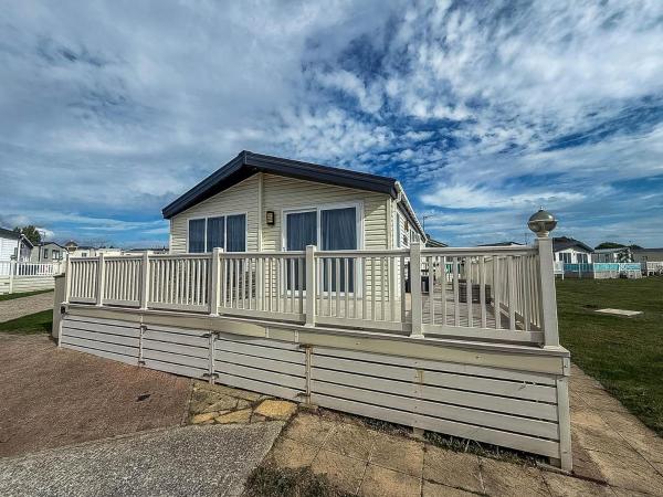 Stunning Lodge With Full Sea Views At Coopers Beach Holiday Park Ref 49019s - Mersea Island