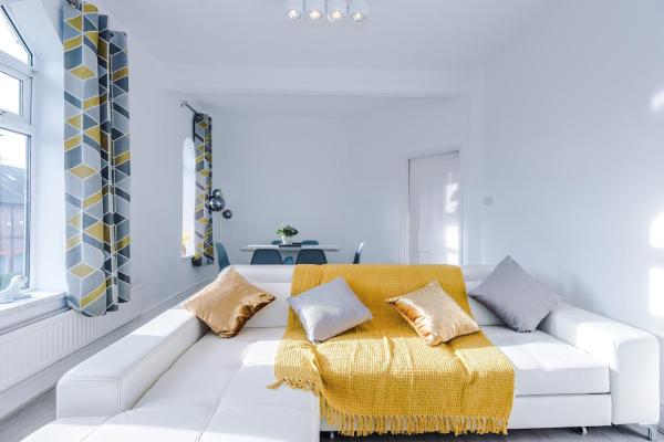 Stylish 4-bed Home In Altrincham - Macclesfield