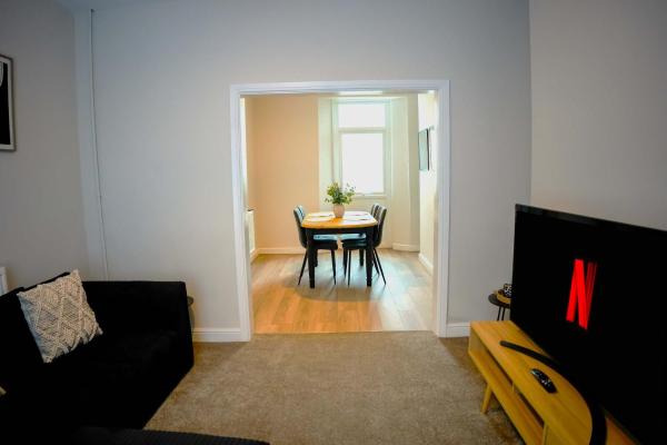 Contractor Stay 3br Home Sleeps 5 With Parking - Swansea