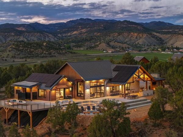 Zion Luxury Estate, Hot Tub, Theater & Fire Pits - Orderville, UT