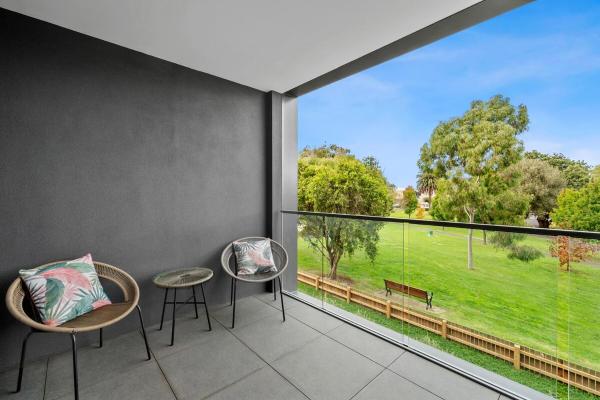 Luxury Parkside Retreat Near Pakington St - Geelong