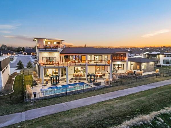 6k Sqft Lux Heated Pool Hot Tub Sauna Speakeasy - Twin Falls, ID