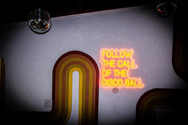 The Disco Den - Hot Tub, Shuffleboard, Fire Pit - Westminster, CO