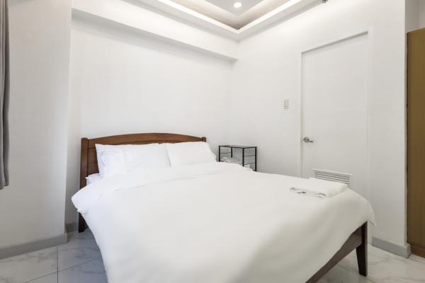 1br Suite Forbeswood Heights In Bgc Near St Lukes - Taytay