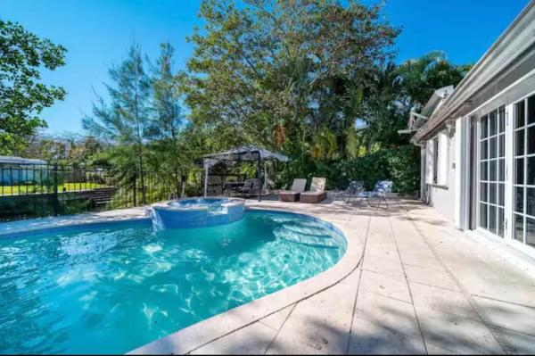 Pool House On The Water - Miramar, FL
