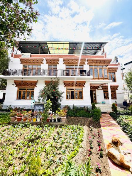 Gyalson Guest House - 레