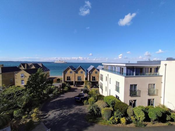 House By The Beach -Coastal Home With Sea Views - Fareham
