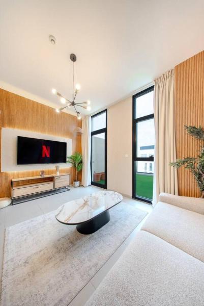Apartment - 1br Poolview - Sleeps 4 - 2wcs - Workstation - Sharjah