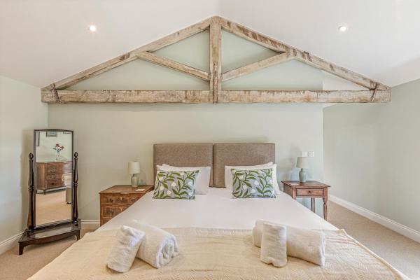 Loft 3 - One Bedroom House With Parking - Didcot