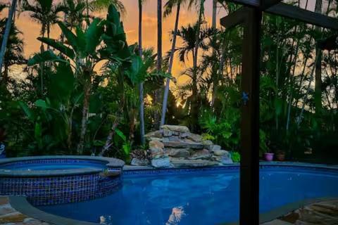 Tropical Retreat With Heated Pool, Spa & Tiki Bar - Coastal Paradise Getaway - Roelens - Fort Myers, FL