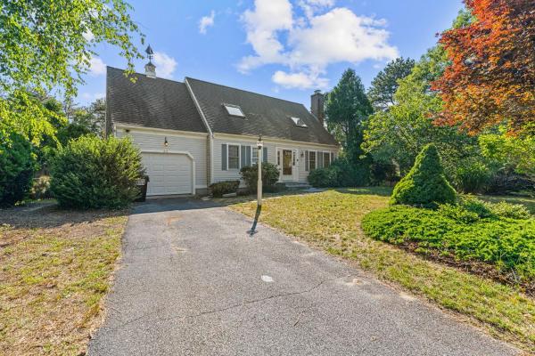 Mashpee Gem Private Yard Firepit & Cape Cod - Mashpee Pond, MA