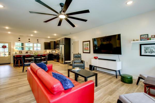 'The Romano Retreat' Modern Lake Guntersville Home - Scottsboro, AL